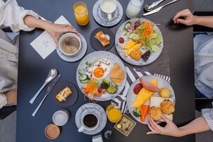 Café da manhã completo todos os dias mediante uma taxa