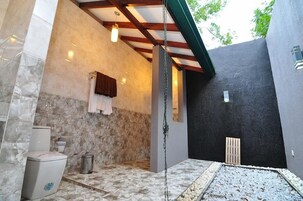 Quarto Triplo Deluxe | Casa de banho | Um polibã, um chuveiro fixo, artigos de higiene pessoal grátis, roupões
