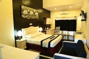 Quarto Triplo Deluxe | Roupa de alta qualidade, minibar, cofre no quarto, secretária