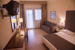 Quarto Quádruplo | Cofre no quarto, secretária, cortinas/cortinados opacos