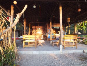 Serviço de almoço e jantar; culinária tailandesa, vistas para a praia 