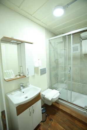 Quarto casal luxo, vista para a cidade | Banheiro | Chuveiro, produtos de toalete grátis, secador de cabelo 