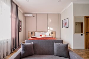 Estúdio Básico, 1 cama king-size e sofá-cama, kitchenette | Roupa de alta qualidade, minibar, cofre no quarto, secretária