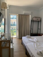 Quarto casal ou duplo | Escrivaninha, espaço de trabalho para notebook, cortinas blackout