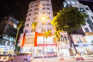 Fachada do alojamento (tarde/noite)