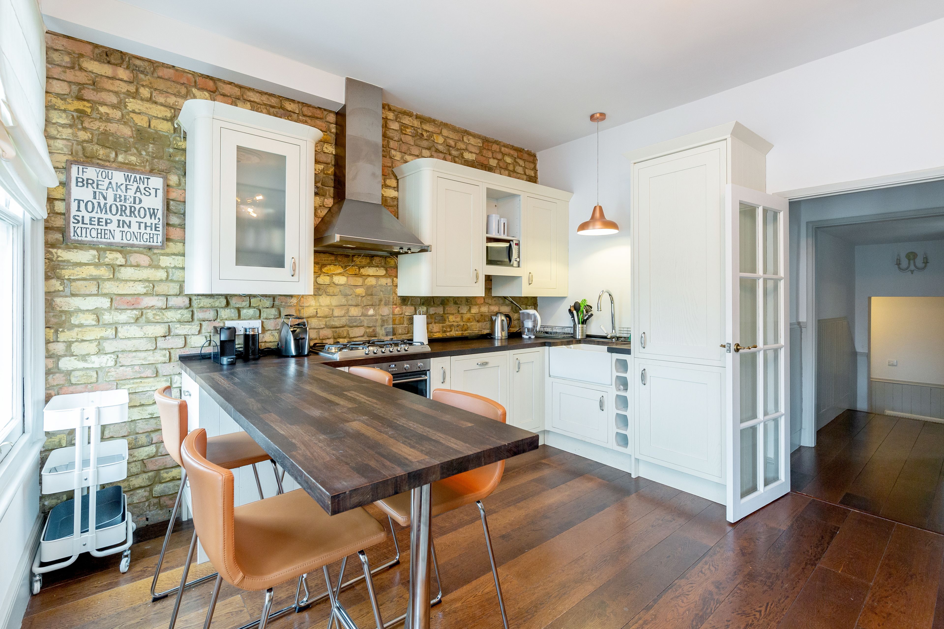 Apartamento, 2 quartos | Cozinha privada | Um frigorífico/congelador grande, um micro-ondas, um forno 