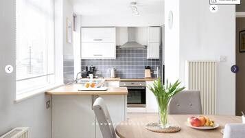 Apartamento, 1 quarto | Cozinha privada | Um frigorífico/congelador grande, um micro-ondas, um forno