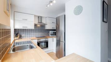 Apartamento, 1 quarto | Cozinha privada | Um frigorífico/congelador grande, um micro-ondas, um forno