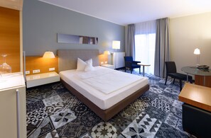 Quarto casal empresarial | Frigobar, cofres nos quartos, escrivaninha