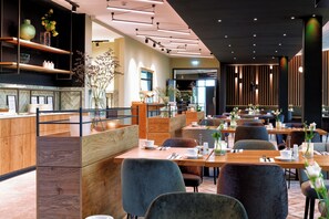 Pequeno-almoço tipo buffet diário mediante uma taxa 