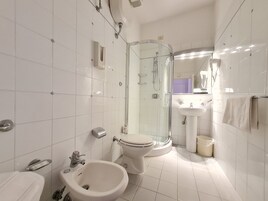 Quarto quádruplo conforto, em edifício anexo | Banheiro | Chuveiro, produtos de toalete grátis, secador de cabelo, bidê