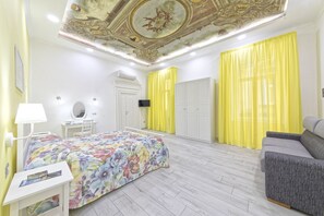 Quarto Quádruplo Clássico | Minibar, cofre no quarto, secretária, quartos insonorizados 