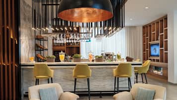 2 bares/lounges, este bar no lobby do hotel