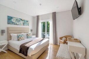 Quarto casal, sacada | Cortinas blackout, berços (sobretaxa), Wi-Fi de cortesia, roupa de cama