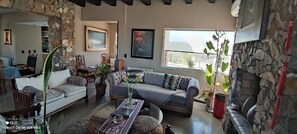 Casa Deluxe, 4 quartos | Sala de estar | TV de ecrã plano, lareira 