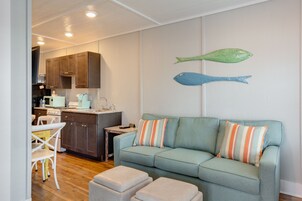 Apartamento Deluxe, 2 quartos | Sala de estar | Smart TV
