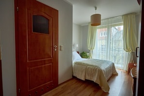 Quarto solteiro | Cofres nos quartos, individualmente mobiliados, cortinas blackout