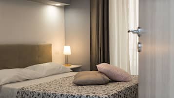 Quarto Clássico com Cama de Casal (Private External Bathroom) | Roupa de alta qualidade, edredões de penas, secretária