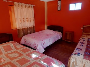 Quarto Triplo, casa de banho partilhada | Wi-fi grátis, roupa de cama fornecida 