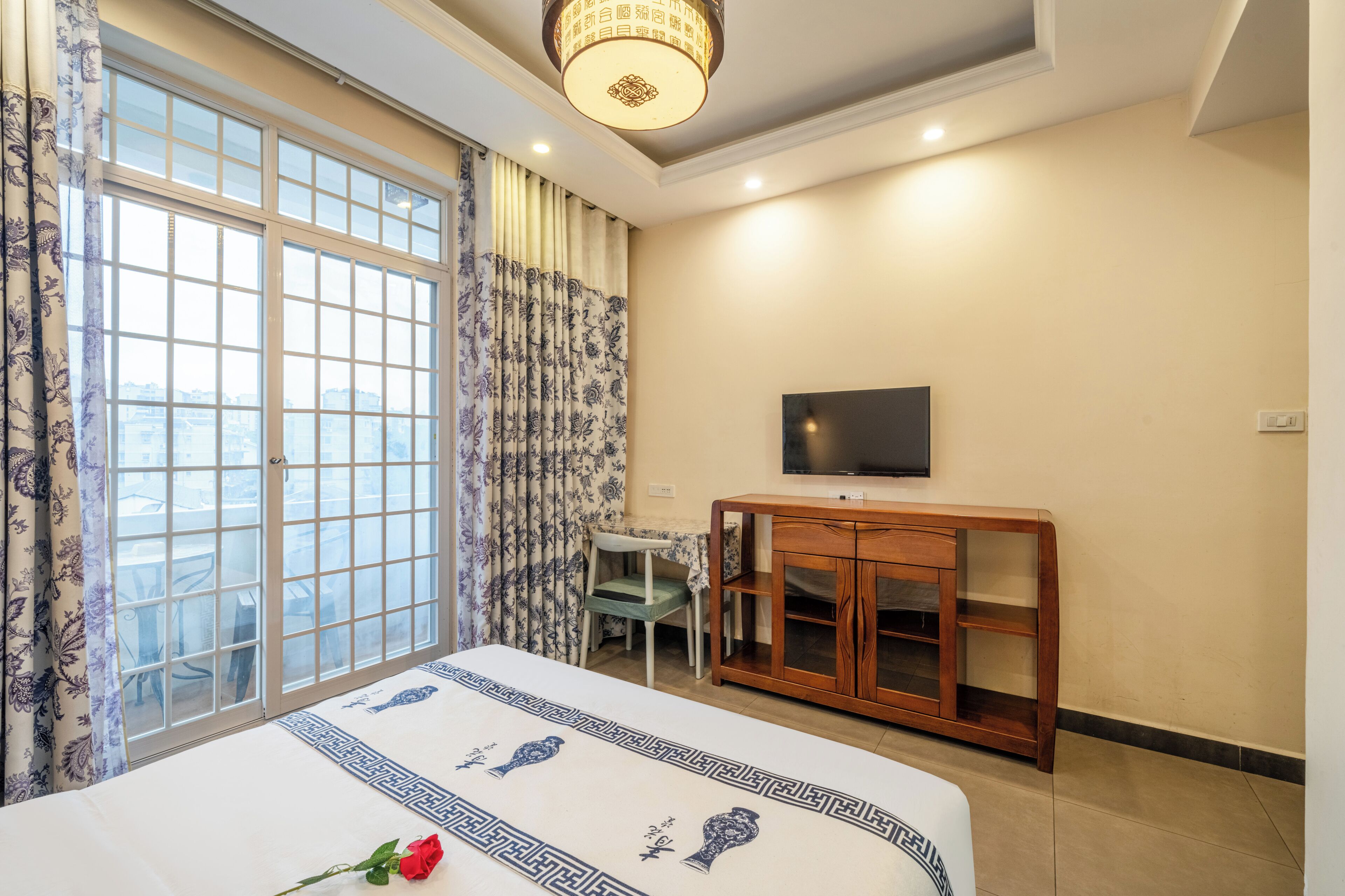 Quarto casal luxo, sacada | Cofres nos quartos, quartos à prova de som, Wi-Fi de cortesia