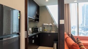 Apartamento executivo, 2 quartos | Cozinha americana privada | Geladeira grande, micro-ondas, cooktop, cafeteira/chaleira