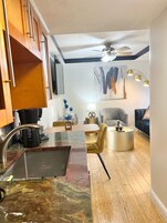 Apartamento Standard, 1 quarto | Cozinha privada | Um frigorífico, um micro-ondas, uma placa de cozinha 