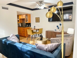 Apartamento standard, 1 quarto | Área de estar