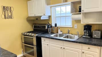 Apartamento Básico, 1 quarto | Cozinha privada | Um frigorífico, um micro-ondas, uma placa de cozinha