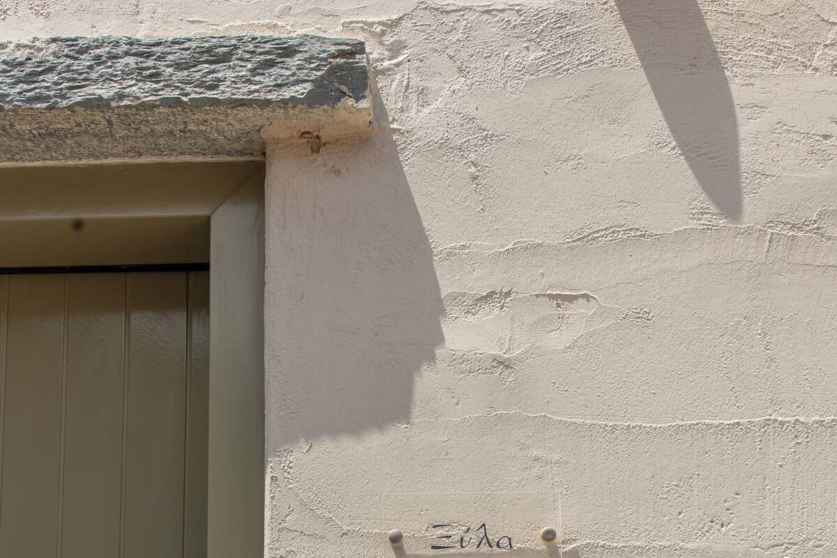Uma porta bege com uma pequena placa na parede.