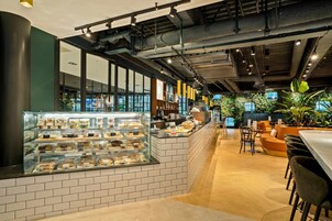 2 restaurantes: opção de almoço e jantar