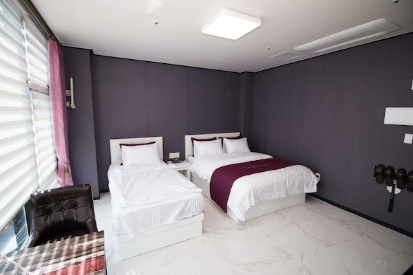 Quarto Triplo | Roupa de alta qualidade, minibar, cortinas/cortinados opacos, Wi-fi