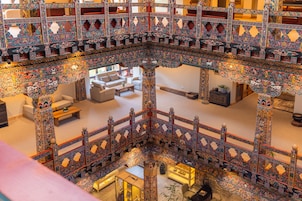 Área de estar no saguão