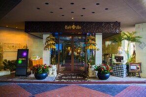 Fachada da propriedade à noite