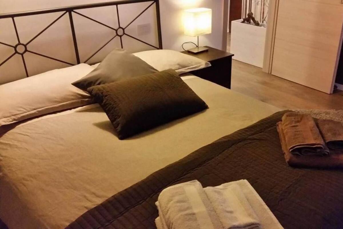 Quarto casal superior | Escrivaninha, Wi-Fi de cortesia, roupa de cama