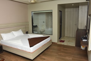 Quarto Duplo Deluxe, fumadores, Vista para a cidade | Secretária, camas desdobráveis, Wi-fi grátis