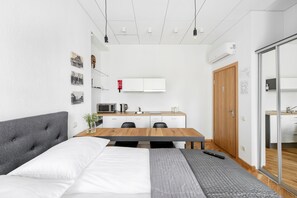 Quarto casal luxo, 1 cama Queen, vista para o rio | Escrivaninha, espaço de trabalho para notebook, quartos à prova de som