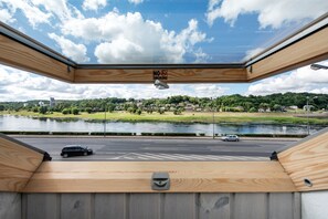 Suíte estúdio família, 1 cama Queen e sofá-cama, vista para o rio | Vista do quarto