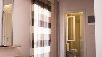 Quarto Duplo, varanda | Minibar, cofre no quarto, Wi-fi grátis, roupa de cama fornecida