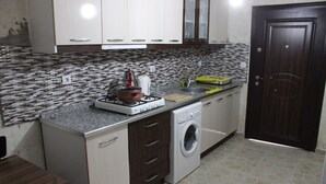 Quarto Quádruplo Familiar, 2 quartos | Cozinha privada | Um frigorífico 