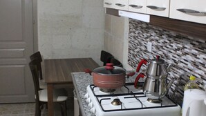 Quarto Quádruplo Familiar, 2 quartos | Cozinha privada | Um frigorífico 
