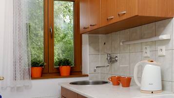 Estúdio (2 Adults) | Kitchenette privada | Um frigorífico, uma placa de cozinha, uma chaleira elétrica