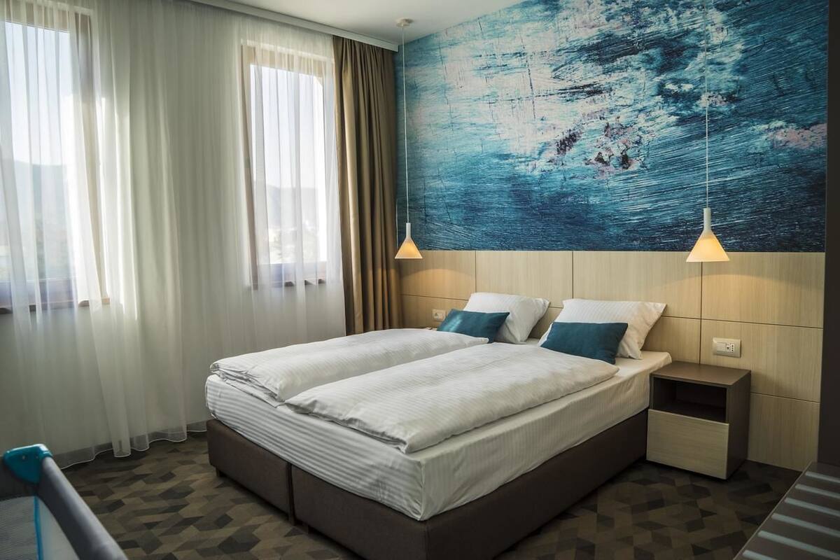 Quarto duplo standard | Frigobar, cofres nos quartos, escrivaninha, quartos à prova de som