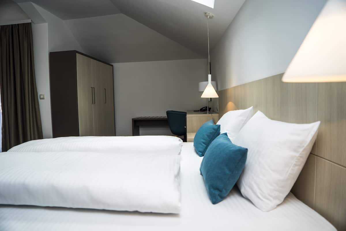 Frigobar, cofres nos quartos, escrivaninha, quartos à prova de som