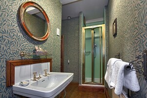 Quarto casal luxo | Banheiro | Chuveiro, produtos de toalete grátis, secador de cabelo 
