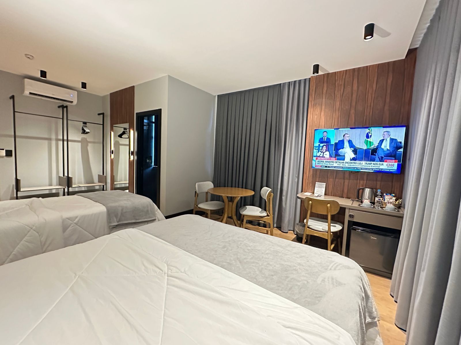 Roupa de alta qualidade, minibar, secretária 