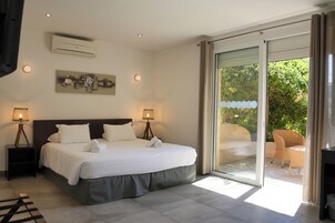 Quarto Superior | Minibar, cofre no quarto, secretária, cortinas/cortinados opacos 