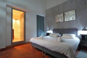 Quarto Comfort | Minibar, cofre no quarto, secretária, cortinas/cortinados opacos