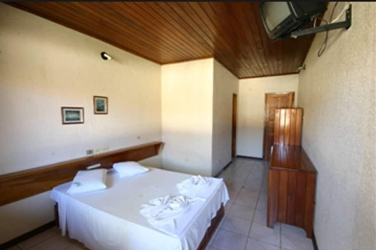 Quarto Duplo | Minibar, cortinas/cortinados opacos, ferro/tábua de engomar