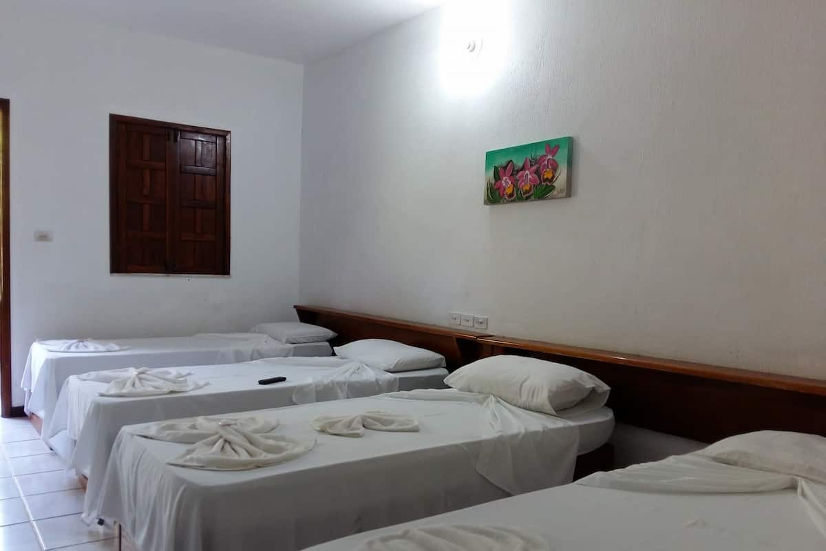 Quarto Quádruplo | Minibar, cortinas/cortinados opacos, ferro/tábua de engomar