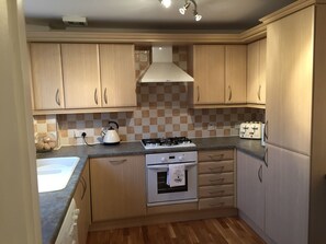 Apartamento Comfort, 2 quartos (Apartment 2) | Cozinha privada | Um frigorífico, um micro-ondas, um forno, uma placa de cozinha
